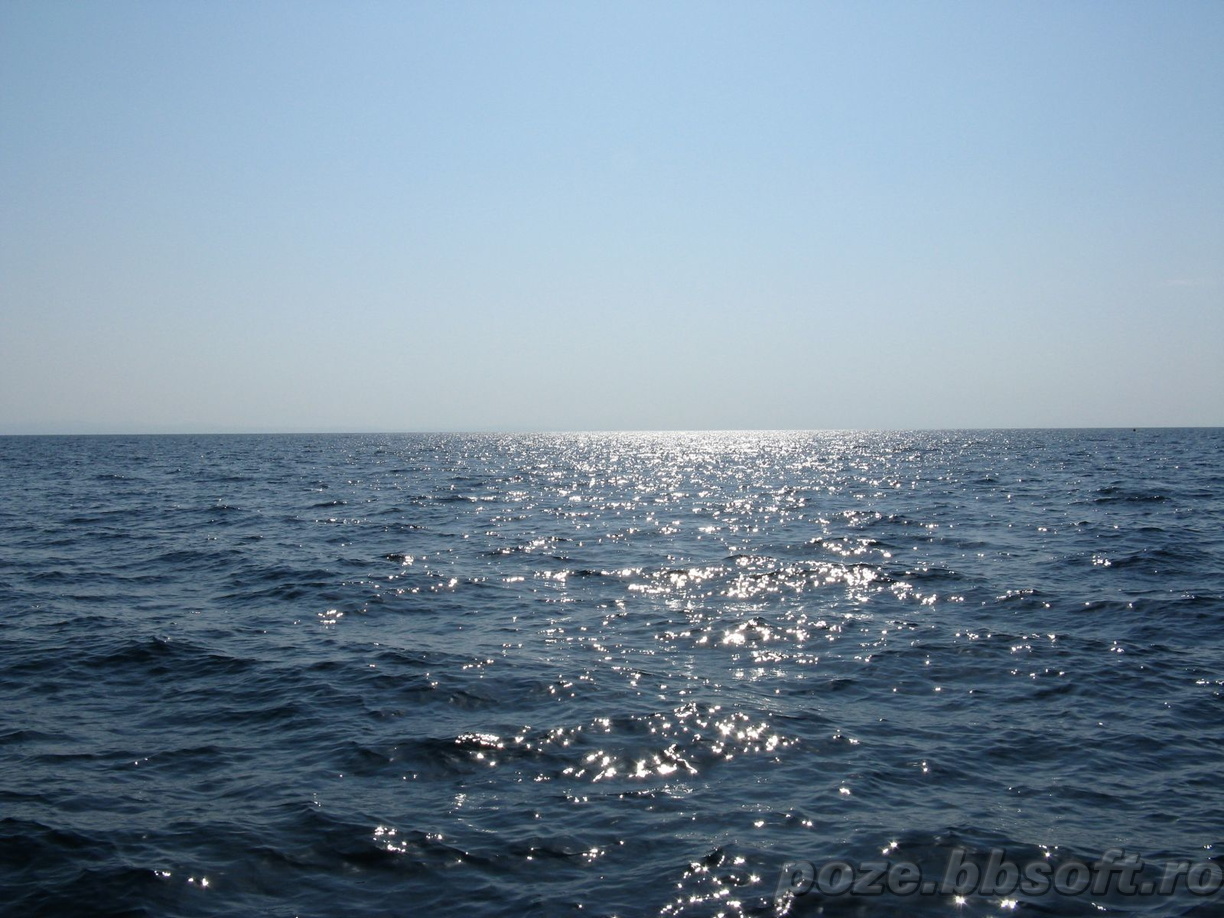 Marea Egee cu soarele stralucind deasupra